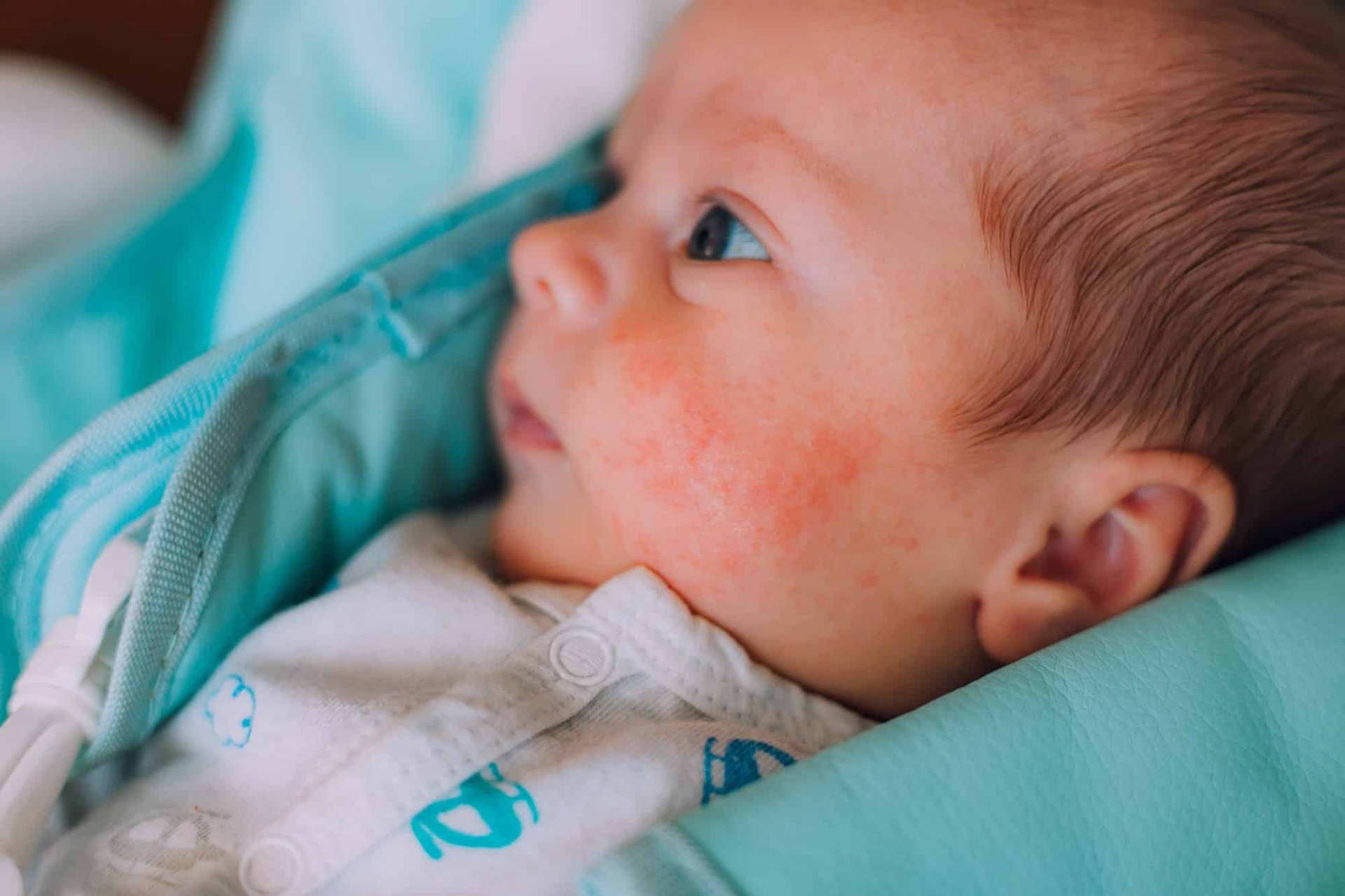 Quel est l'impact du bouton rouge bébé sur le développement sensoriel ...